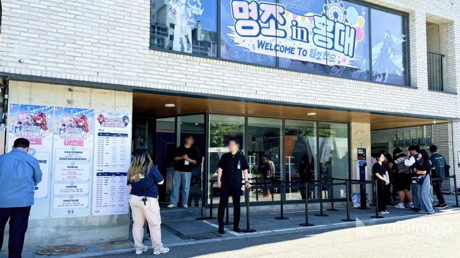 [Photo Article] You have to stand in a long line to get into the ...